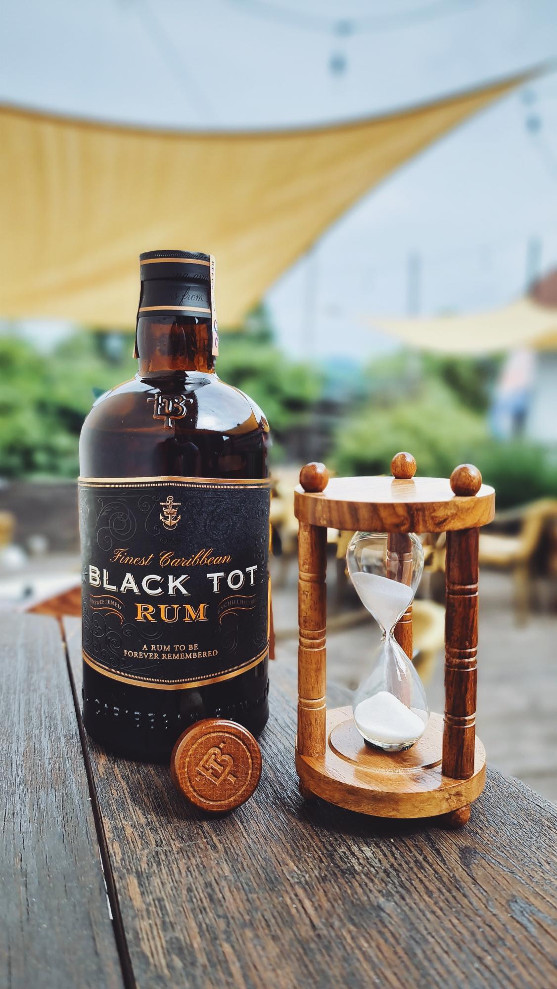 Recenzia: Black Tot Finest Caribbean Rum | Svet nápojov